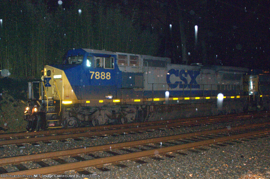 CSX C40-8W 7888 leads Q300-26
